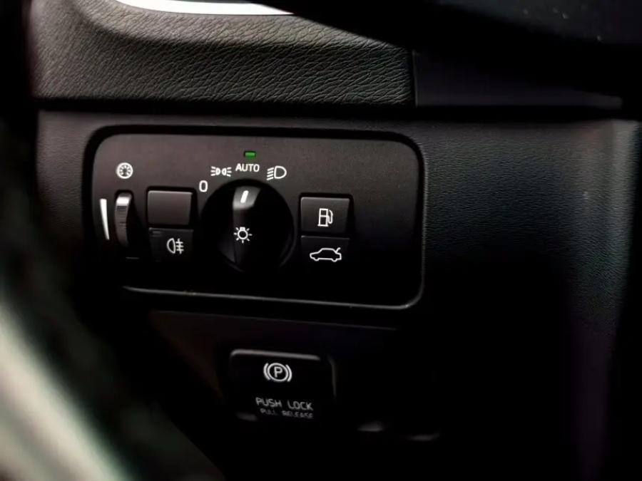 Black Volvo S60 2013 in Riga, with an engine capacity of 2.00 L and mileage of 194 thousand km for 8190 €, photo 19 on AUTOMOTO.COM.LV