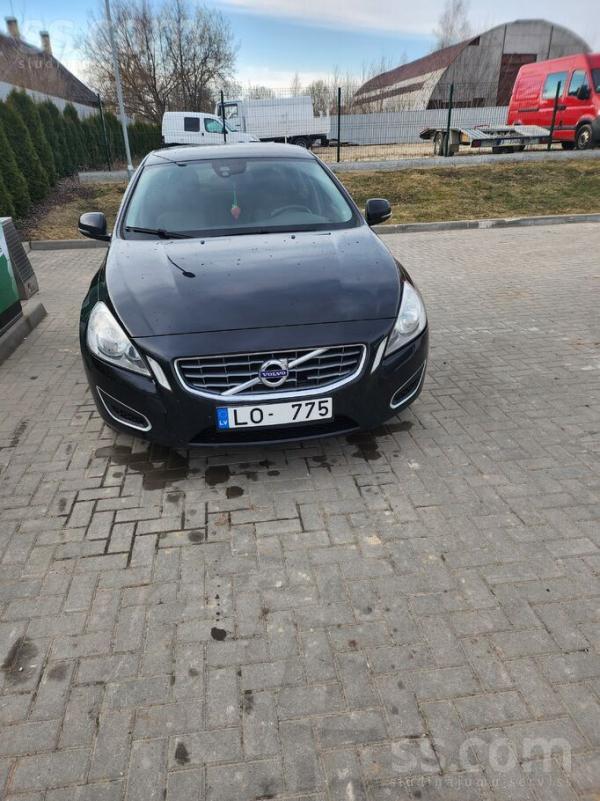 Melns Volvo S60 2013 Ludza, ar dzinēja tilpumu 2.00 L un nobraukumu 294 tūkst. km par 4500 €, foto 1 vietnē AUTOMOTO.COM.LV