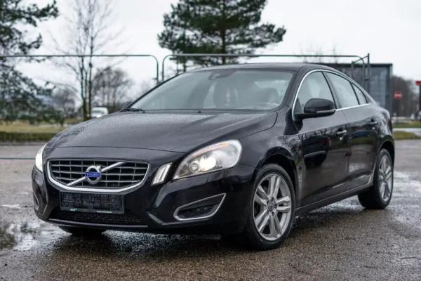 Black Volvo S60 2013 in Liepaja, with an engine capacity of 2.00 L and mileage of 477 thousand km for 6750 €, photo 1 on AUTOMOTO.COM.LV