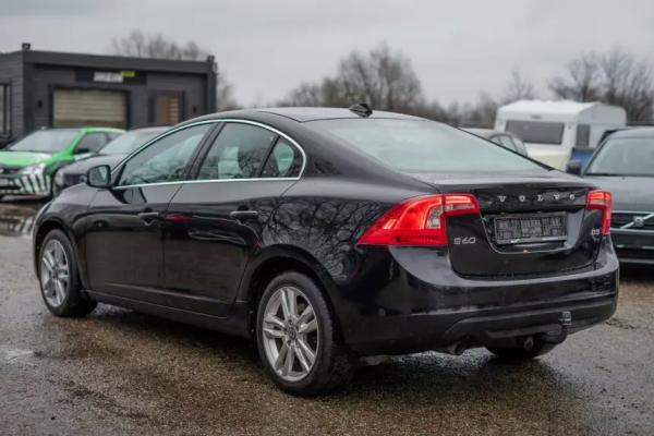 Black Volvo S60 2013 in Liepaja, with an engine capacity of 2.00 L and mileage of 477 thousand km for 6750 €, photo 2 on AUTOMOTO.COM.LV
