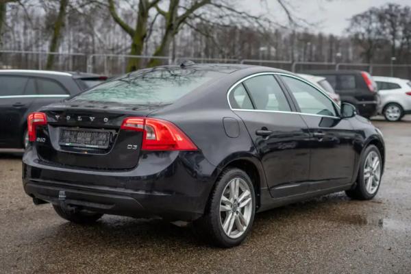Black Volvo S60 2013 in Liepaja, with an engine capacity of 2.00 L and mileage of 477 thousand km for 6750 €, photo 4 on AUTOMOTO.COM.LV