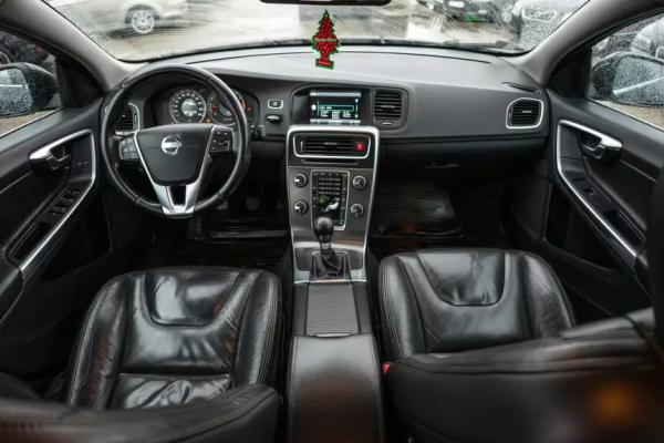 Black Volvo S60 2013 in Liepaja, with an engine capacity of 2.00 L and mileage of 477 thousand km for 6750 €, photo 8 on AUTOMOTO.COM.LV