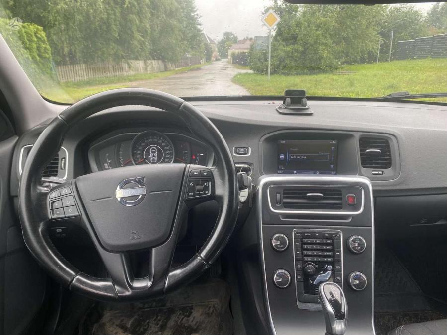 Black Volvo S60 2013 in Klaipeda, with an engine capacity of 1.98 L and mileage of 289 thousand km for 6300 €, photo 6 on AUTOMOTO.COM.LV