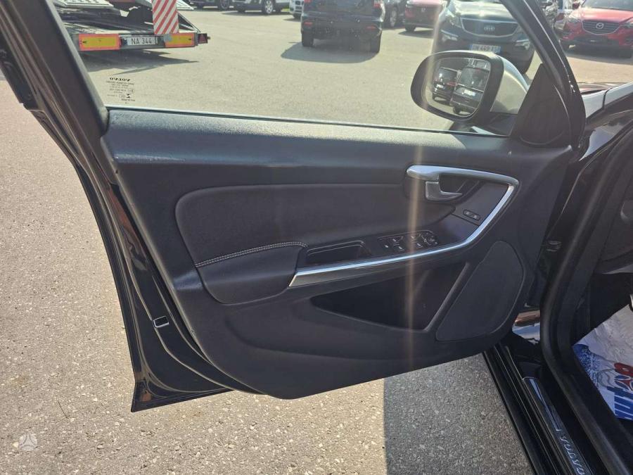 Black Volvo S60 2013 in Ukmerge, with an engine capacity of 1.98 L and mileage of 230 thousand km for 4900 €, photo 14 on AUTOMOTO.COM.LV