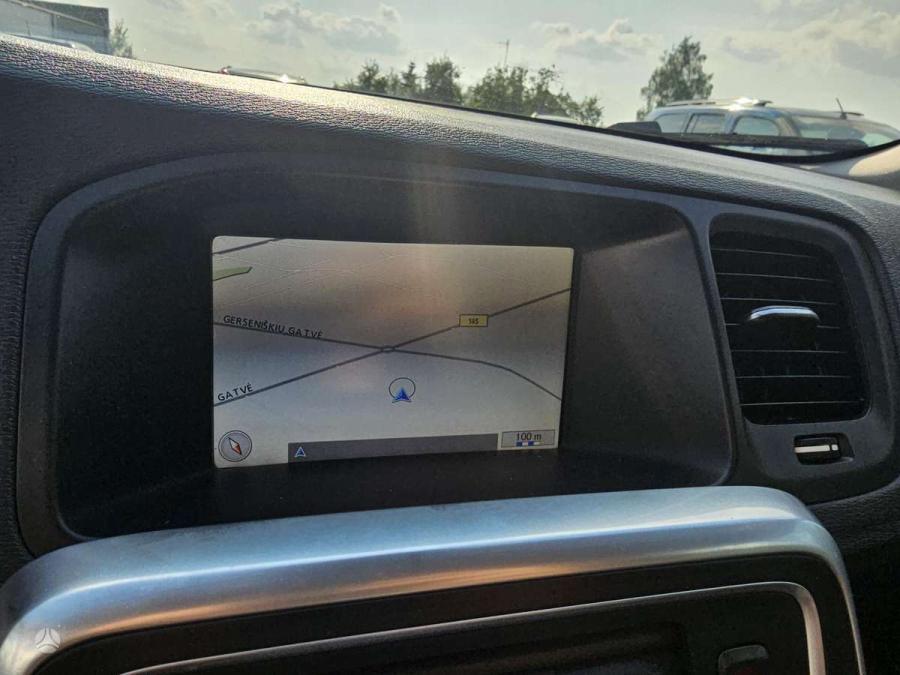 Black Volvo S60 2013 in Ukmerge, with an engine capacity of 1.98 L and mileage of 230 thousand km for 4900 €, photo 16 on AUTOMOTO.COM.LV