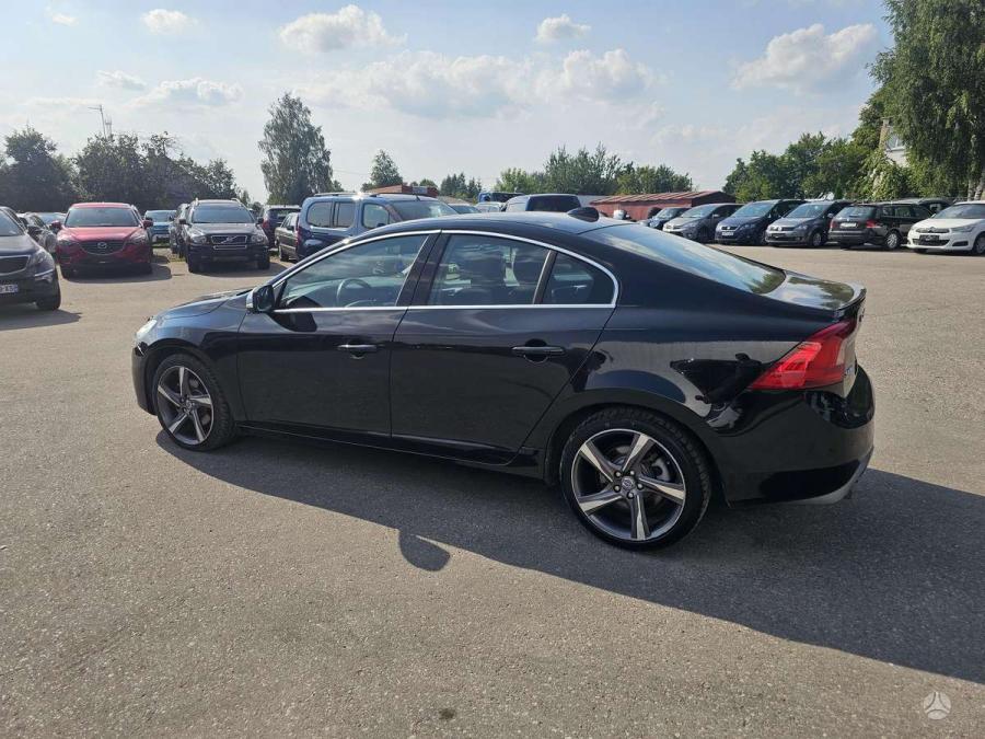 Black Volvo S60 2013 in Ukmerge, with an engine capacity of 1.98 L and mileage of 230 thousand km for 4900 €, photo 19 on AUTOMOTO.COM.LV