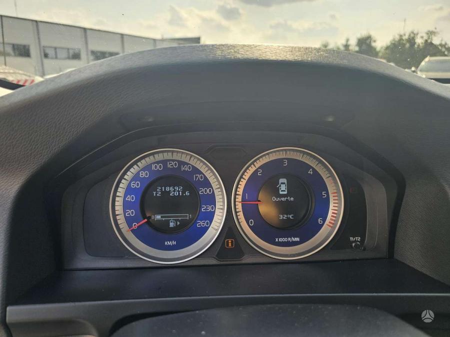Black Volvo S60 2013 in Ukmerge, with an engine capacity of 1.98 L and mileage of 230 thousand km for 4900 €, photo 22 on AUTOMOTO.COM.LV