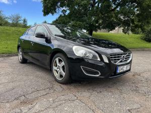 Melns Volvo S60 2013 Kauņa, ar dzinēja tilpumu 1.98 L un nobraukumu 146 tūkst. km par 6900 €, foto  vietnē AUTOMOTO.COM.LV