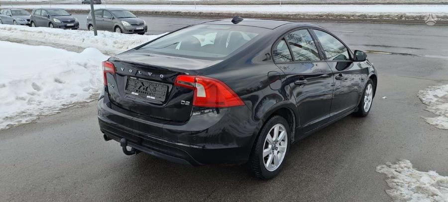 Black Volvo S60 2014 in Kaunas, with an engine capacity of 1.56 L and mileage of 240 thousand km for 5650 €, photo 6 on AUTOMOTO.COM.LV