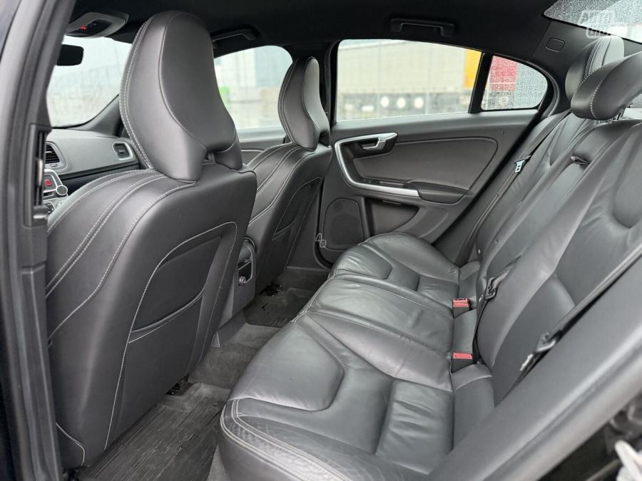 Melns Volvo S60 2014 Panevēža, ar dzinēja tilpumu 2.00 L un nobraukumu 316 tūkst. km par 5500 €, foto 16 vietnē AUTOMOTO.COM.LV