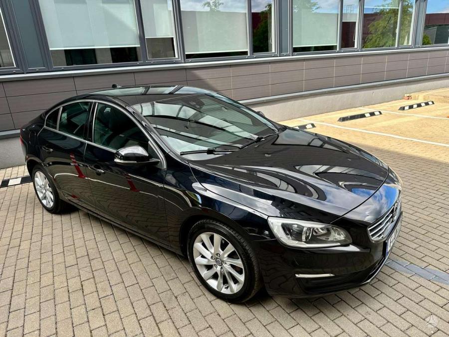 Black Volvo S60 2014 in Kaunas, with an engine capacity of 2.00 L and mileage of 238 thousand km for 5990 €, photo 4 on AUTOMOTO.COM.LV