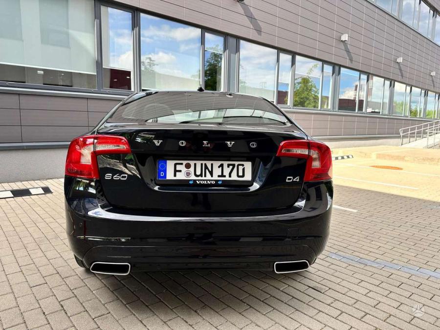 Black Volvo S60 2014 in Kaunas, with an engine capacity of 2.00 L and mileage of 238 thousand km for 5990 €, photo 8 on AUTOMOTO.COM.LV