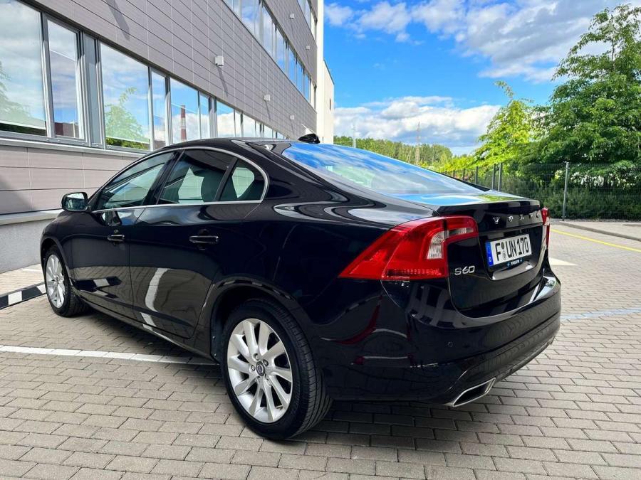 Black Volvo S60 2014 in Kaunas, with an engine capacity of 2.00 L and mileage of 238 thousand km for 5990 €, photo 9 on AUTOMOTO.COM.LV