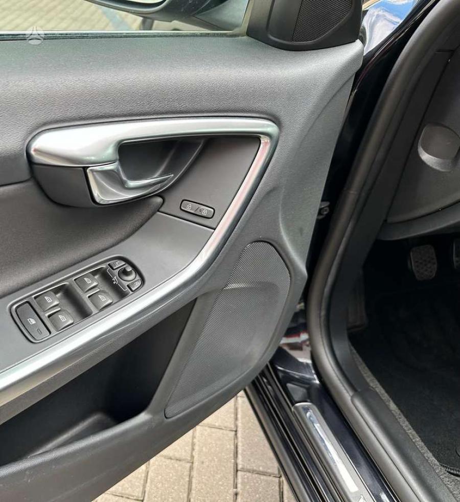 Black Volvo S60 2014 in Kaunas, with an engine capacity of 2.00 L and mileage of 238 thousand km for 5990 €, photo 13 on AUTOMOTO.COM.LV