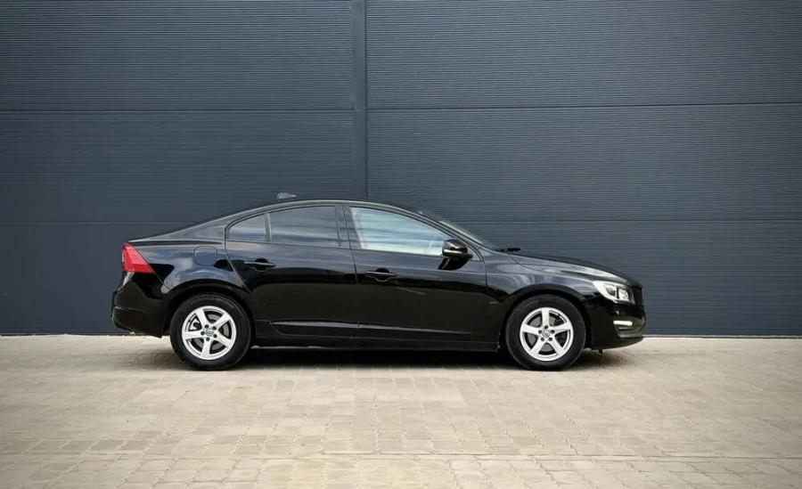 Black Volvo S60 2014 in Riga, with an engine capacity of 1.60 L and mileage of 224 thousand km for 7299 €, photo 6 on AUTOMOTO.COM.LV