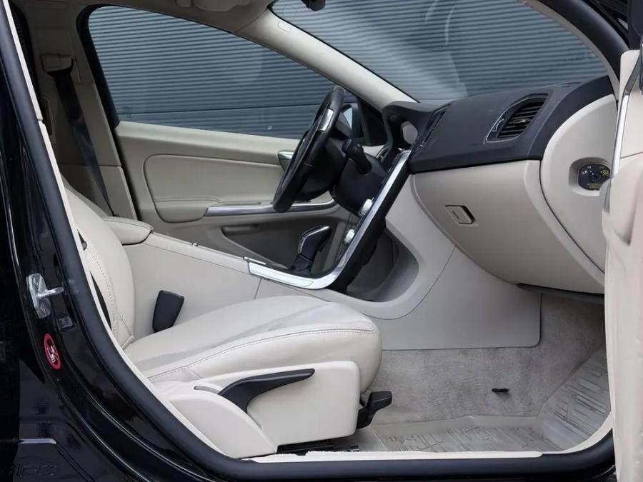 Black Volvo S60 2014 in Riga, with an engine capacity of 1.60 L and mileage of 224 thousand km for 7299 €, photo 21 on AUTOMOTO.COM.LV