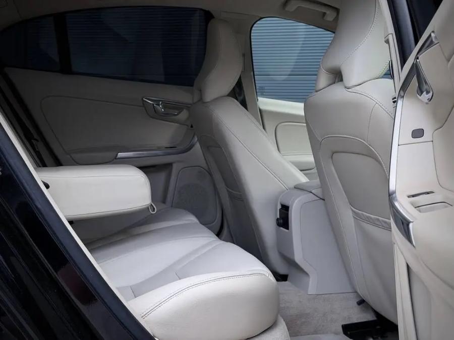 Black Volvo S60 2014 in Riga, with an engine capacity of 1.60 L and mileage of 224 thousand km for 7299 €, photo 23 on AUTOMOTO.COM.LV
