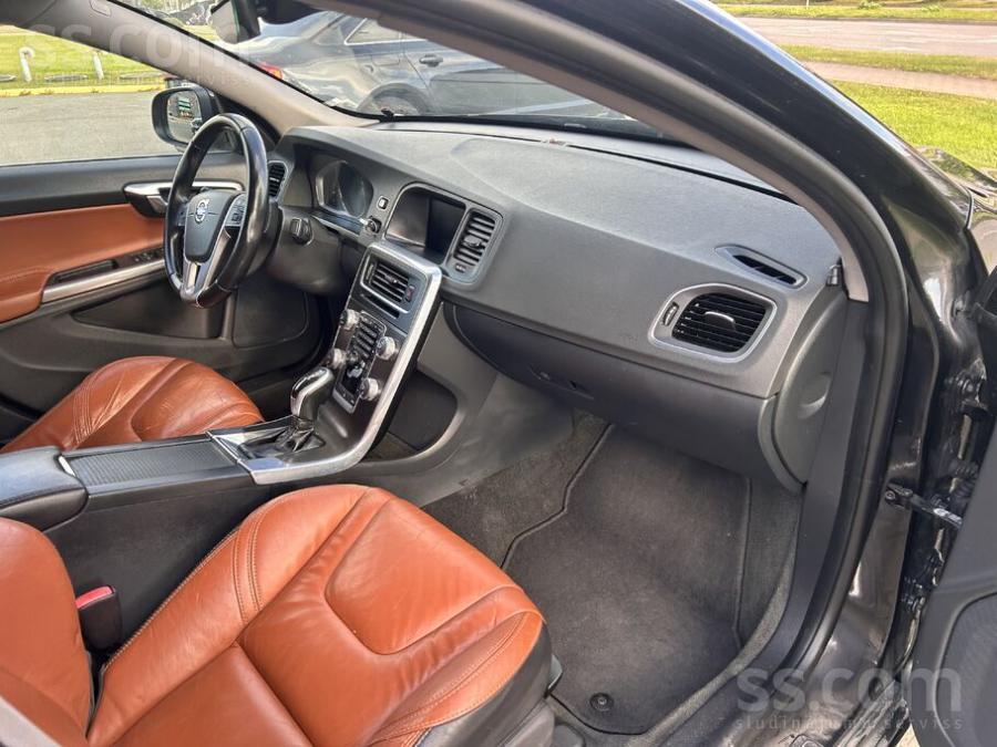 Black Volvo S60 2014 in Riga, with an engine capacity of 2.00 L and mileage of 309 thousand km for 4000 €, photo 4 on AUTOMOTO.COM.LV
