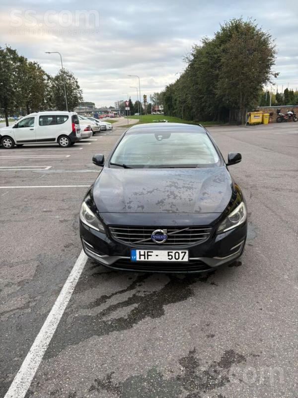 Volvo S60 2014 Rīga vietnē Melns Volvo S60 2014 Rīga, ar dzinēja tilpumu 2.00 L un nobraukumu 300 tūkst. km par 6200 €, foto 1 vietnē AUTOMOTO.COM.LV