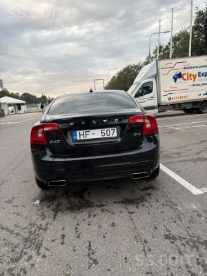 Black Volvo S60 2014 in Riga, with an engine capacity of 2.00 L and mileage of 300 thousand km for 6200 €, photo 3 on AUTOMOTO.COM.LV