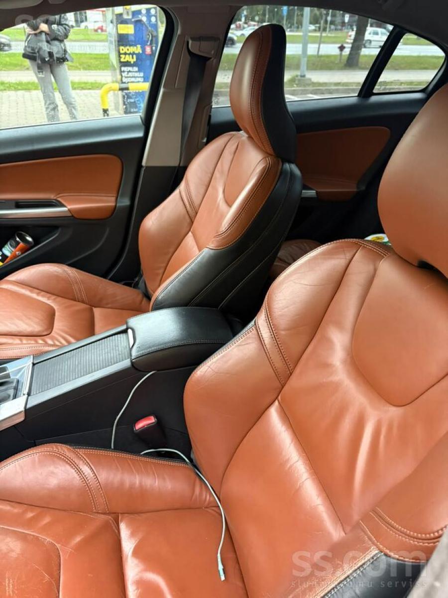 Black Volvo S60 2014 in Riga, with an engine capacity of 2.00 L and mileage of 300 thousand km for 6200 €, photo 5 on AUTOMOTO.COM.LV