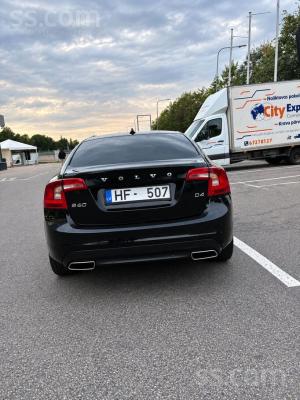 Melns Volvo S60 2014 Rīga, ar dzinēja tilpumu 2.00 L un nobraukumu 300 tūkst. km par 5600 €, foto 3 vietnē AUTOMOTO.COM.LV
