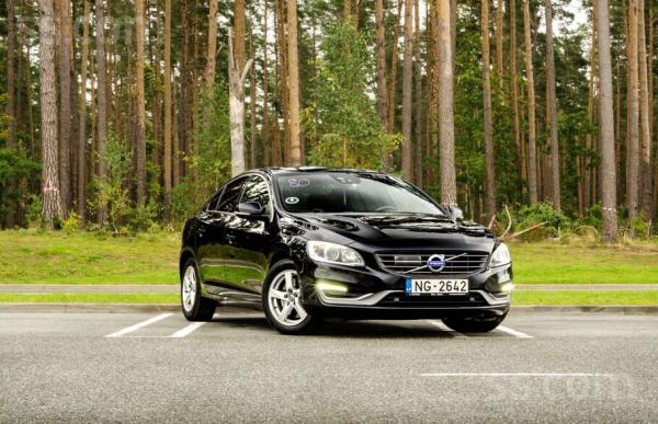 Black Volvo S60 2015 in Riga, with an engine capacity of 2.40 L and mileage of 324 thousand km for 9990 €, photo 2 on AUTOMOTO.COM.LV