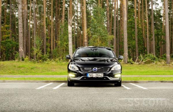 Black Volvo S60 2015 in Riga, with an engine capacity of 2.40 L and mileage of 324 thousand km for 9990 €, photo 3 on AUTOMOTO.COM.LV