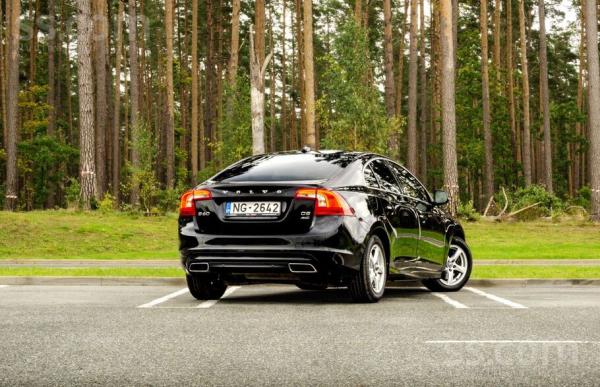 Black Volvo S60 2015 in Riga, with an engine capacity of 2.40 L and mileage of 324 thousand km for 9990 €, photo 5 on AUTOMOTO.COM.LV