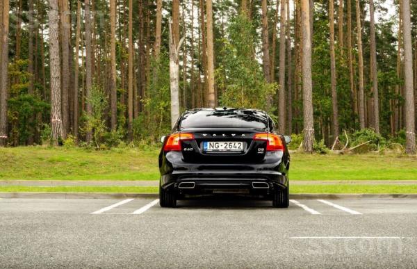 Black Volvo S60 2015 in Riga, with an engine capacity of 2.40 L and mileage of 324 thousand km for 9990 €, photo 6 on AUTOMOTO.COM.LV