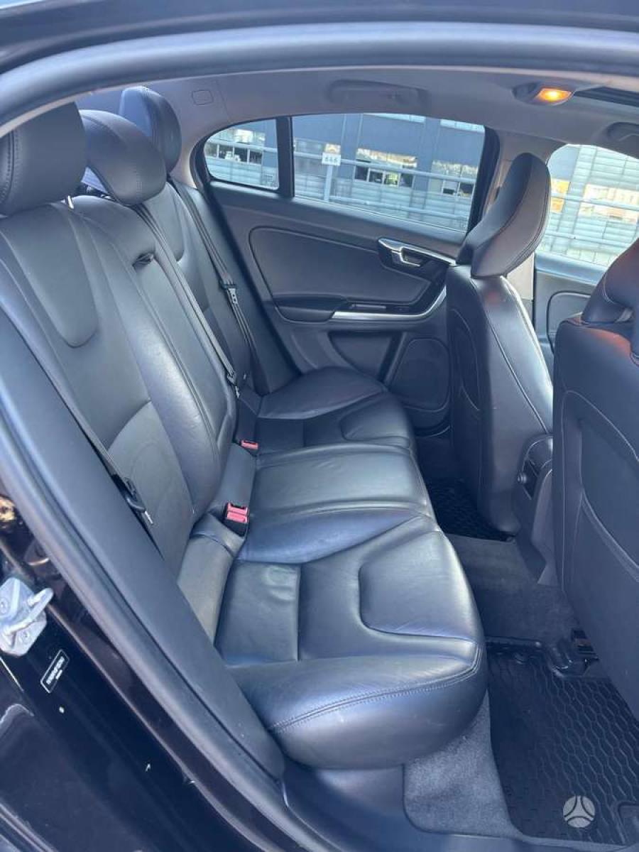 Melns Volvo S60 2015 Viļņa, ar dzinēja tilpumu 1.97 L un nobraukumu 230 tūkst. km par 8200 €, foto 14 vietnē AUTOMOTO.COM.LV