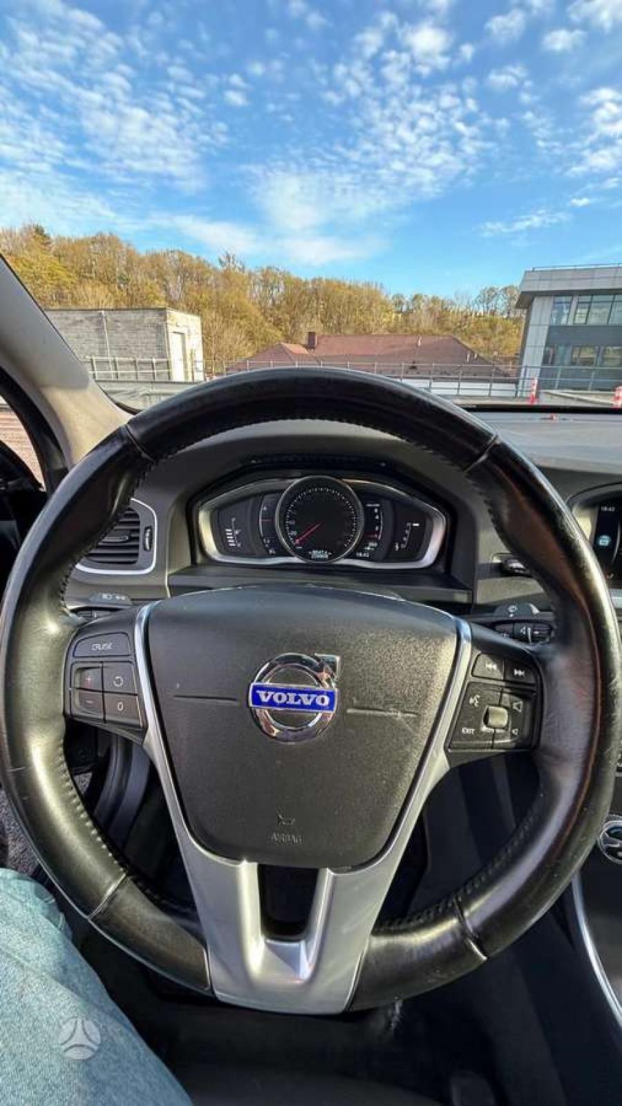 Melns Volvo S60 2015 Viļņa, ar dzinēja tilpumu 1.97 L un nobraukumu 230 tūkst. km par 8200 €, foto 16 vietnē AUTOMOTO.COM.LV