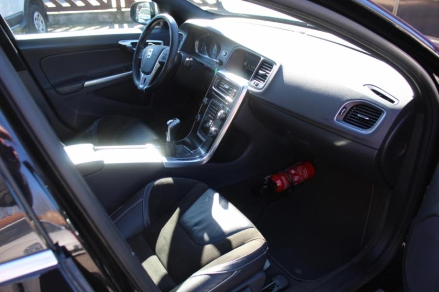 Melns Volvo S60 2015 Rīga, ar dzinēja tilpumu 2.00 L un nobraukumu 255 tūkst. km par 8950 €, foto 9 vietnē AUTOMOTO.COM.LV