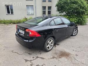 Melns Volvo S60 2015 Tukums, ar dzinēja tilpumu 2.00 L un nobraukumu 316 tūkst. km par 7500 €, foto 4 vietnē AUTOMOTO.COM.LV