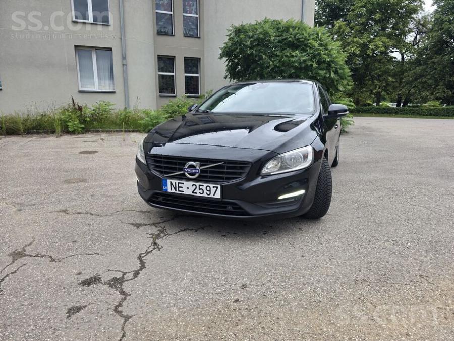 Melns Volvo S60 2015 Tukums, ar dzinēja tilpumu 2.00 L un nobraukumu 317 tūkst. km par 6500 €, foto 1 vietnē AUTOMOTO.COM.LV