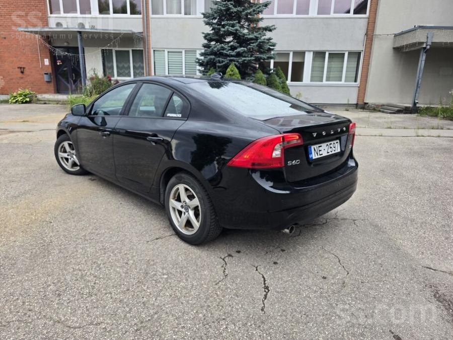 Melns Volvo S60 2015 Tukums, ar dzinēja tilpumu 2.00 L un nobraukumu 317 tūkst. km par 6500 €, foto 3 vietnē AUTOMOTO.COM.LV