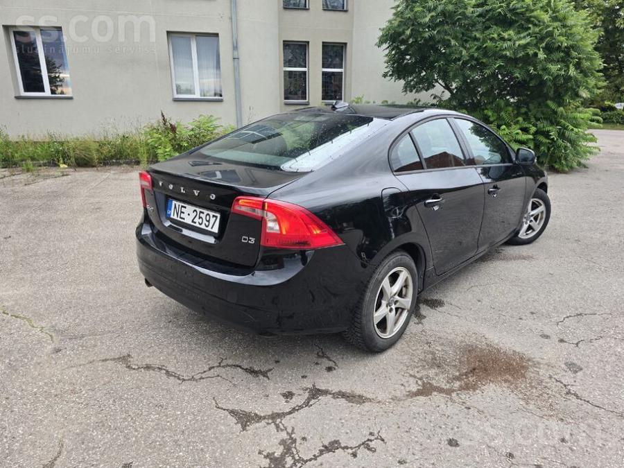 Melns Volvo S60 2015 Tukums, ar dzinēja tilpumu 2.00 L un nobraukumu 317 tūkst. km par 6500 €, foto 4 vietnē AUTOMOTO.COM.LV