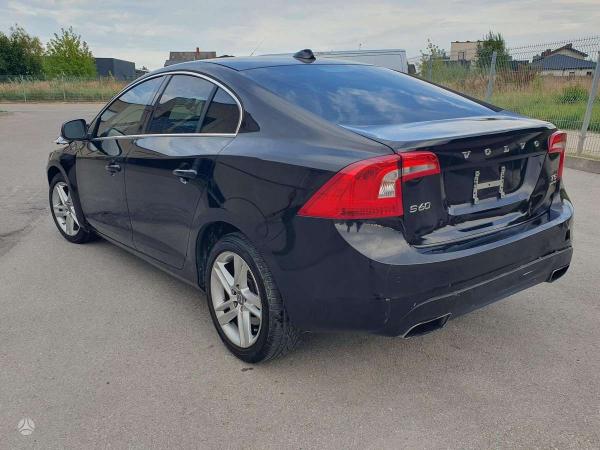 Volvo S60 2015 in Siauliai on AUTOMOTO.COM.LV Black Volvo S60 2015 in Siauliai, with an engine capacity of 1.97 L and mileage of 165 thousand km for 4850 €, photo 6 on AUTOMOTO.COM.LV