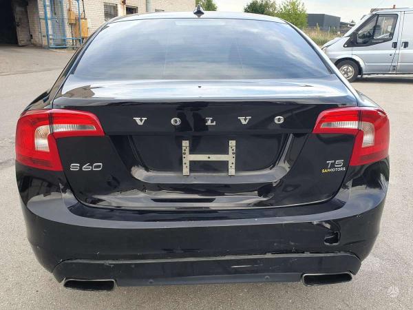 Volvo S60 2015 in Siauliai on AUTOMOTO.COM.LV Black Volvo S60 2015 in Siauliai, with an engine capacity of 1.97 L and mileage of 160 thousand km for 4550 €, photo 7 on AUTOMOTO.COM.LV