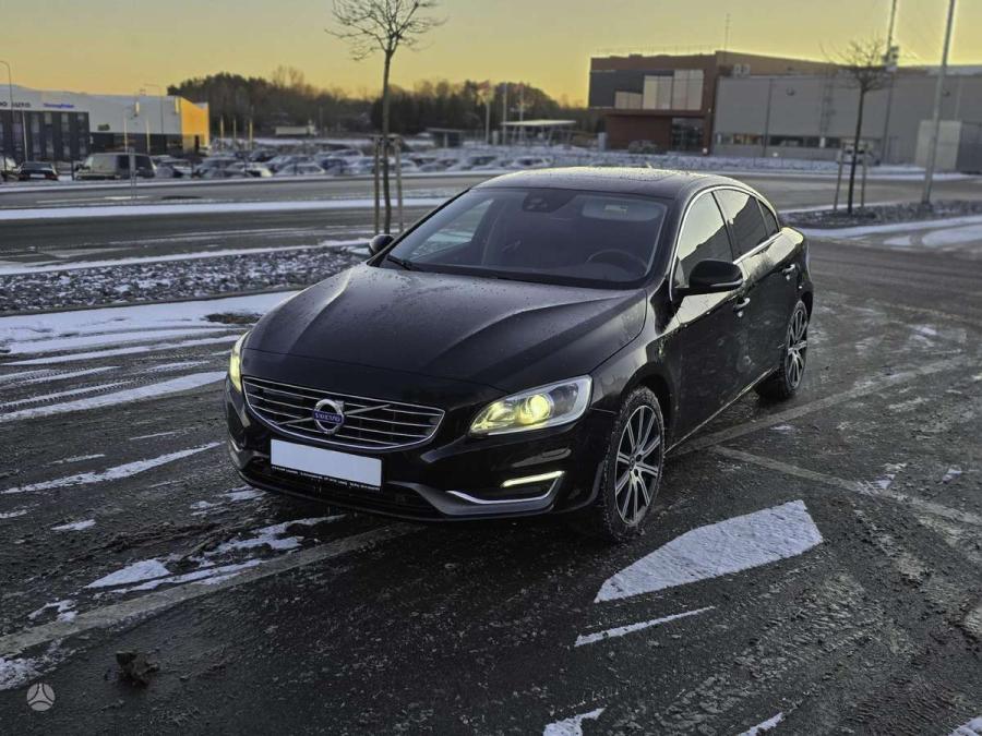 Melns Volvo S60 2016 Kauņa, ar dzinēja tilpumu 1.97 L un nobraukumu 137 tūkst. km par 11899 €, foto 1 vietnē AUTOMOTO.COM.LV