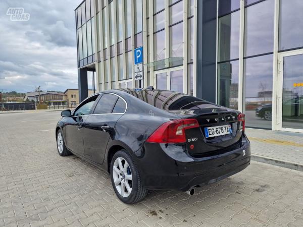 Melns Volvo S60 2016 Viļņa, ar dzinēja tilpumu 2.00 L un nobraukumu 228 tūkst. km par 7999 €, foto 6 vietnē AUTOMOTO.COM.LV