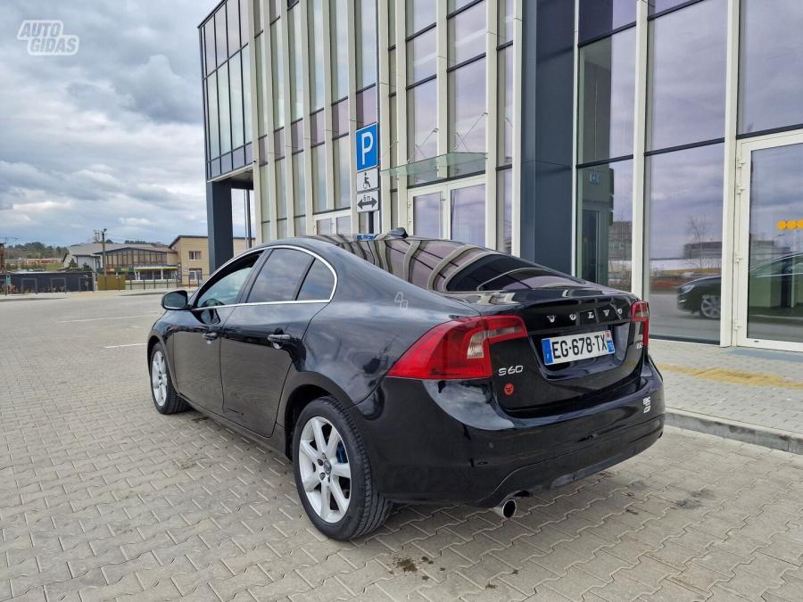 Melns Volvo S60 2016 Viļņa, ar dzinēja tilpumu 2.00 L un nobraukumu 228 tūkst. km par 7999 €, foto 7 vietnē AUTOMOTO.COM.LV