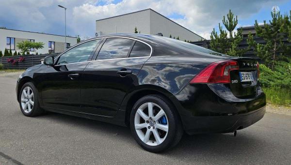 Black Volvo S60 2016 in Vilnius, with an engine capacity of 2.00 L and mileage of 228 thousand km for 8900 €, photo 6 on AUTOMOTO.COM.LV