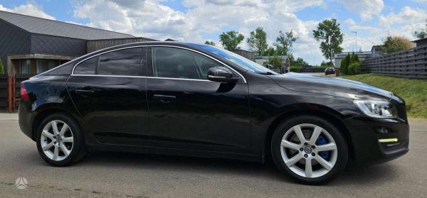 Black Volvo S60 2016 in Vilnius, with an engine capacity of 2.00 L and mileage of 228 thousand km for 8900 €, photo 7 on AUTOMOTO.COM.LV