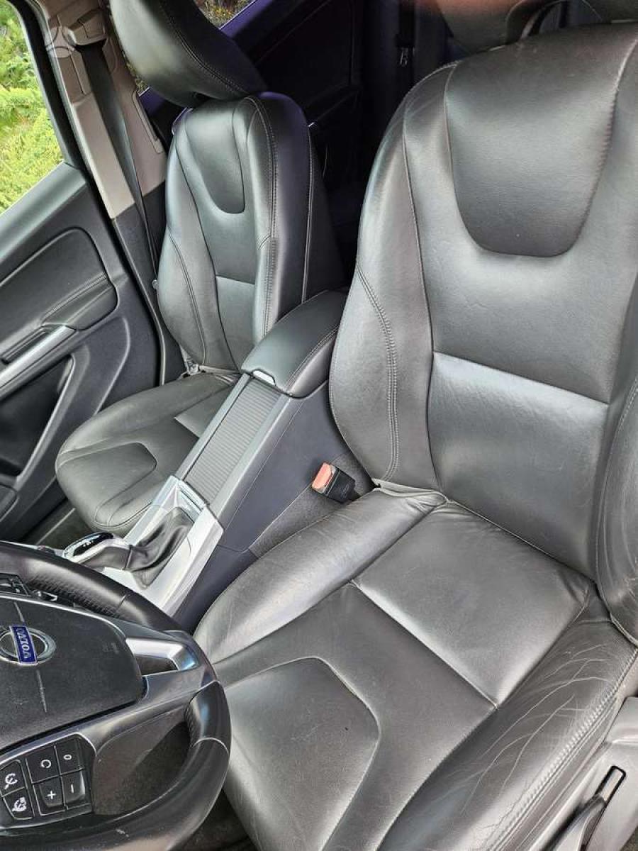 Black Volvo S60 2016 in Vilnius, with an engine capacity of 2.00 L and mileage of 228 thousand km for 8900 €, photo 12 on AUTOMOTO.COM.LV