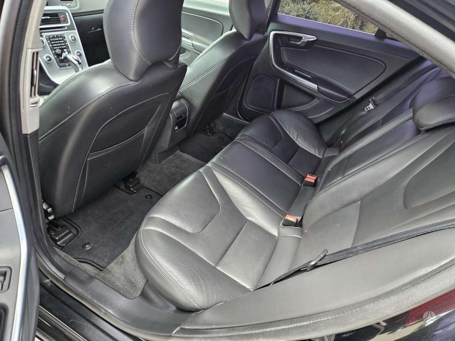 Black Volvo S60 2016 in Vilnius, with an engine capacity of 2.00 L and mileage of 228 thousand km for 8900 €, photo 13 on AUTOMOTO.COM.LV