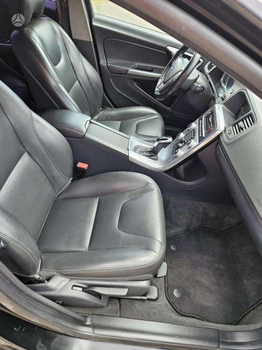 Black Volvo S60 2016 in Vilnius, with an engine capacity of 2.00 L and mileage of 228 thousand km for 8900 €, photo 16 on AUTOMOTO.COM.LV