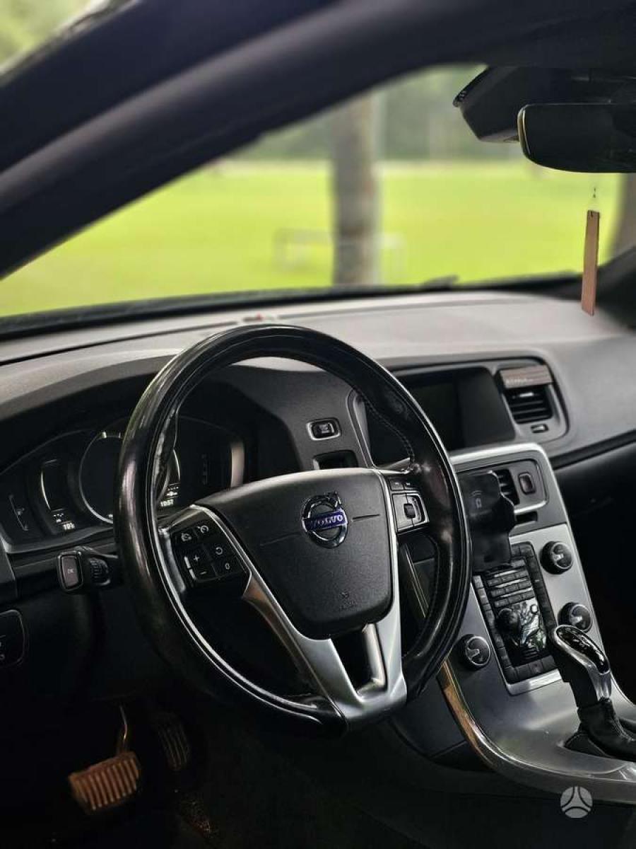 Melns Volvo S60 2016 Prienai, ar dzinēja tilpumu 2.00 L un nobraukumu 311 tūkst. km par 7800 €, foto 24 vietnē AUTOMOTO.COM.LV