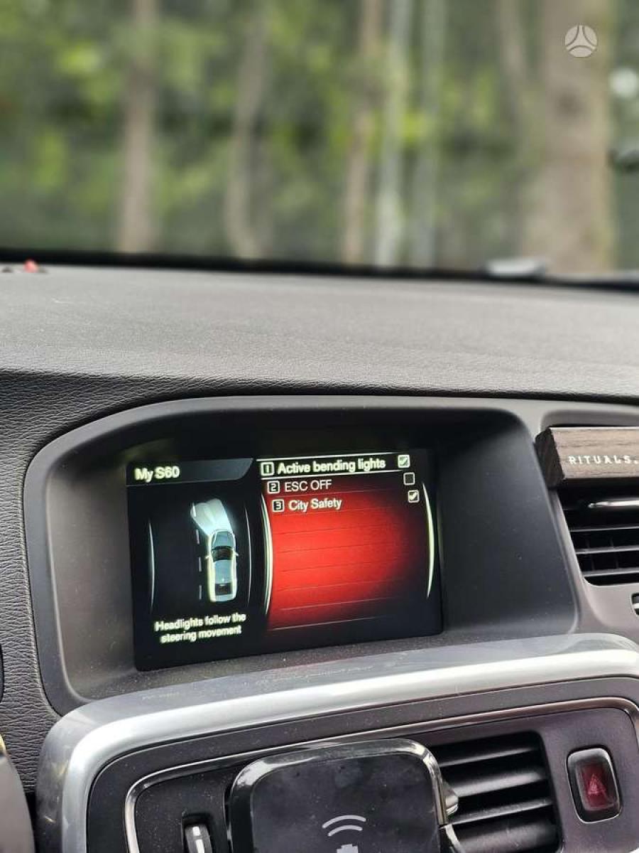 Melns Volvo S60 2016 Prienai, ar dzinēja tilpumu 2.00 L un nobraukumu 311 tūkst. km par 7800 €, foto 34 vietnē AUTOMOTO.COM.LV