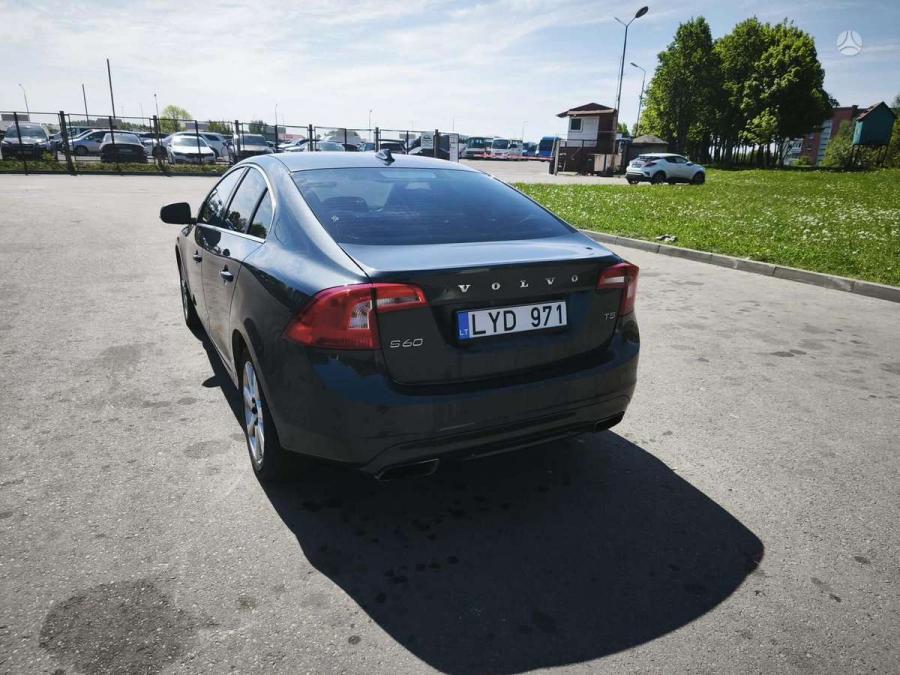 Melns Volvo S60 2016 Klaipėda, ar dzinēja tilpumu 1.97 L un nobraukumu 150 tūkst. km par 9500 €, foto 3 vietnē AUTOMOTO.COM.LV